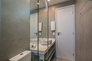 Apartamento Familiar | Casa de banho | Um polibã, sabão, papel higiénico 