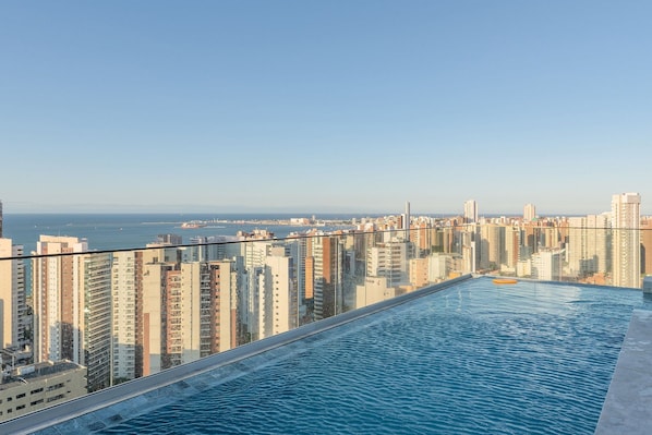 Apartamento superluxo | Piscina | Piscina interna, espreguiçadeiras