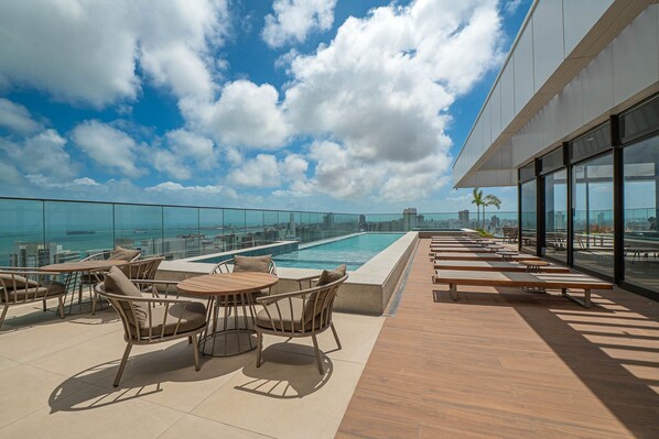 Apartamento de Luxo | Piscina | Piscina interior, espreguiçadeiras 