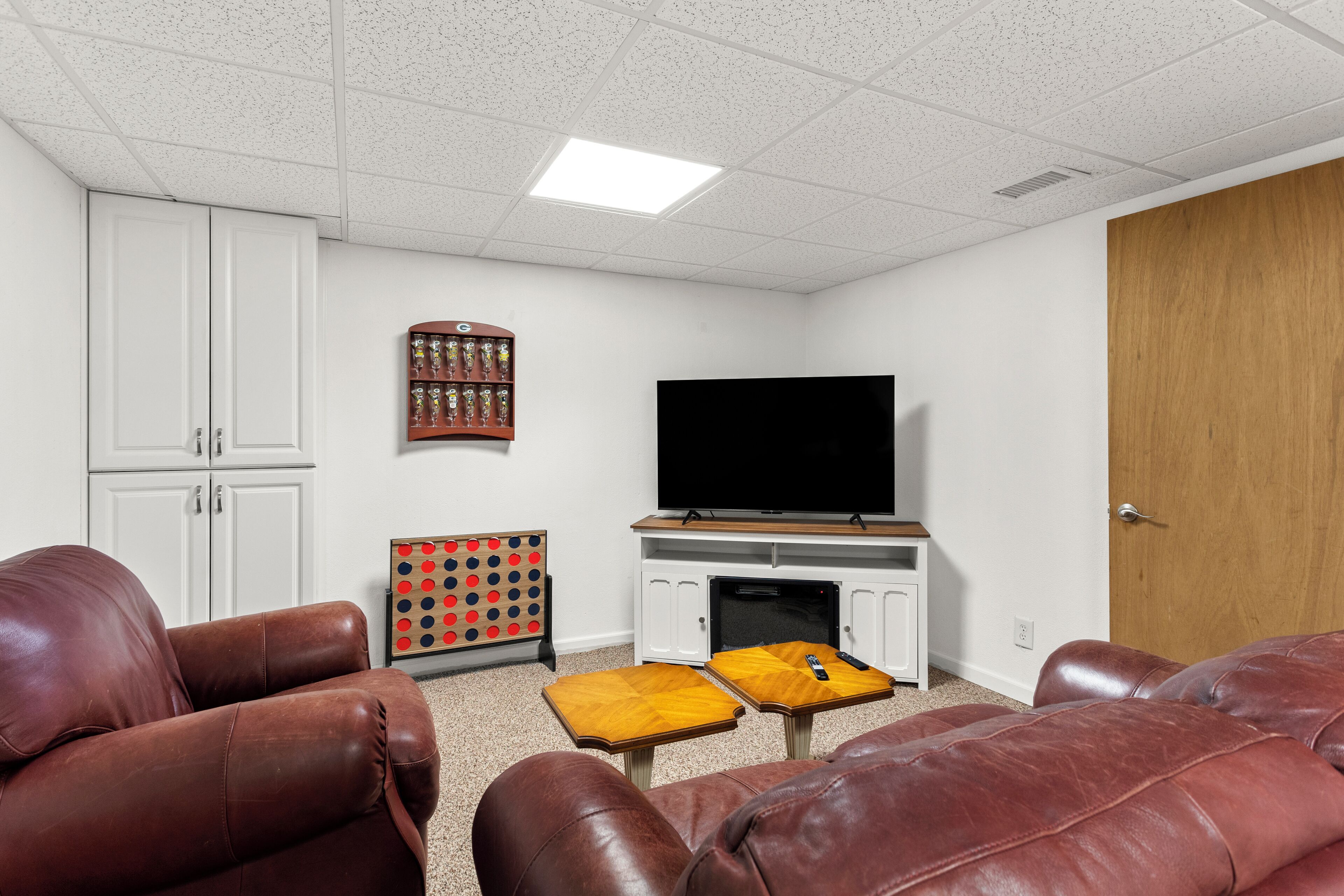 Beautiful 3br Home - 2 King Beds, Fenced Yard, Shuffleboard, Grill, 2 Car Garage - Appleton, WI