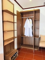Quarto Triplo Deluxe, vista para a piscina