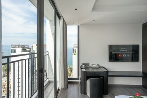 Cofres nos quartos, escrivaninha, espaço de trabalho para notebook