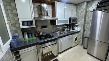 Apartamento | Cozinha privada | Geladeira grande, micro-ondas, fogão, cooktop