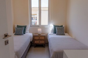 Apartamento de Luxo, vista para a piscina | Cofre no quarto, cortinas/cortinados opacos, ferro/tábua de engomar 