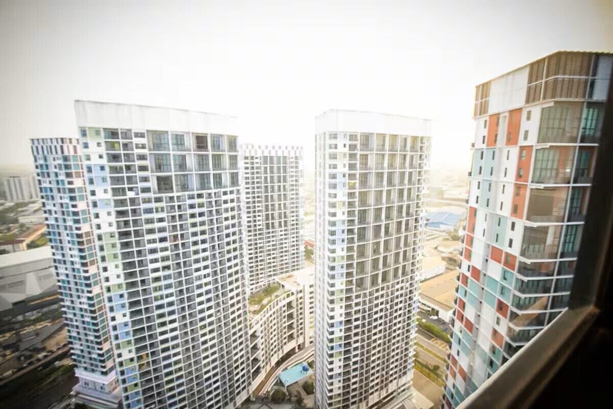 Um edifício alto com fachada em estilo grade e várias sacadas.