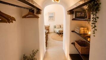 Family Cave Suite with Caldera View and Shared Pool | Sala de estar | Impressoras