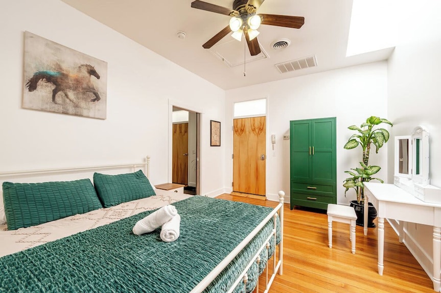 The Leather Rose | King Bed Historic Downtown Suite - Sheridan, WY