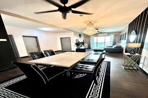 Apartamento Superior, 3 quartos, varanda, Vista para a cidade | Refeições no quarto