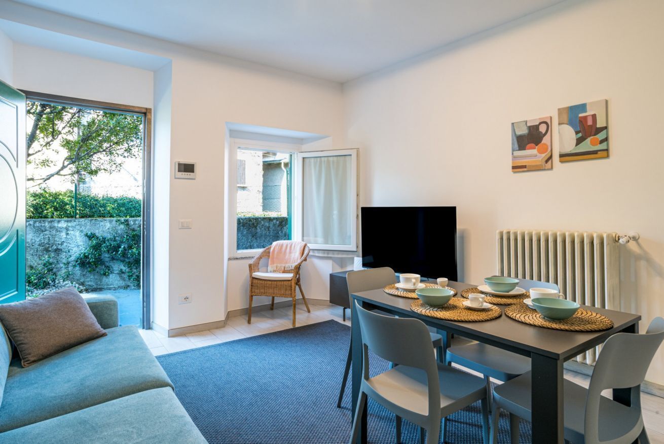 Guesthost - Charming 100 Sqm Detached Villa, Spread Over Three Levels (Accessible By Stairs) And Accommodating Up To 5 People.the Property Is Located In Lierna, On The Eastern Shore Of Lake Como, In A Well-served Area And A Short Walk From The Splendid R - Lierna