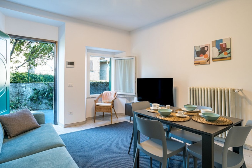 Guesthost - Charming 100 Sqm Detached Villa, Spread Over Three Levels (Accessible By Stairs) And Accommodating Up To 5 People.the Property Is Located In Lierna, On The Eastern Shore Of Lake Como, In A Well-served Area And A Short Walk From The Splendid R - Lierna