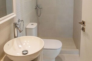 Apartamento, vista para a piscina | Casa de banho