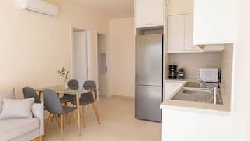 Apartamento, vista para a piscina | Cofres nos quartos, cortinas blackout, ferros/tábuas de passar roupa