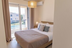 Apartamento, vista para a piscina | Vista do quarto