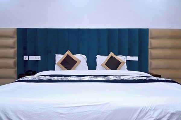 Hotel Golden By Admire Stay - Faridabad