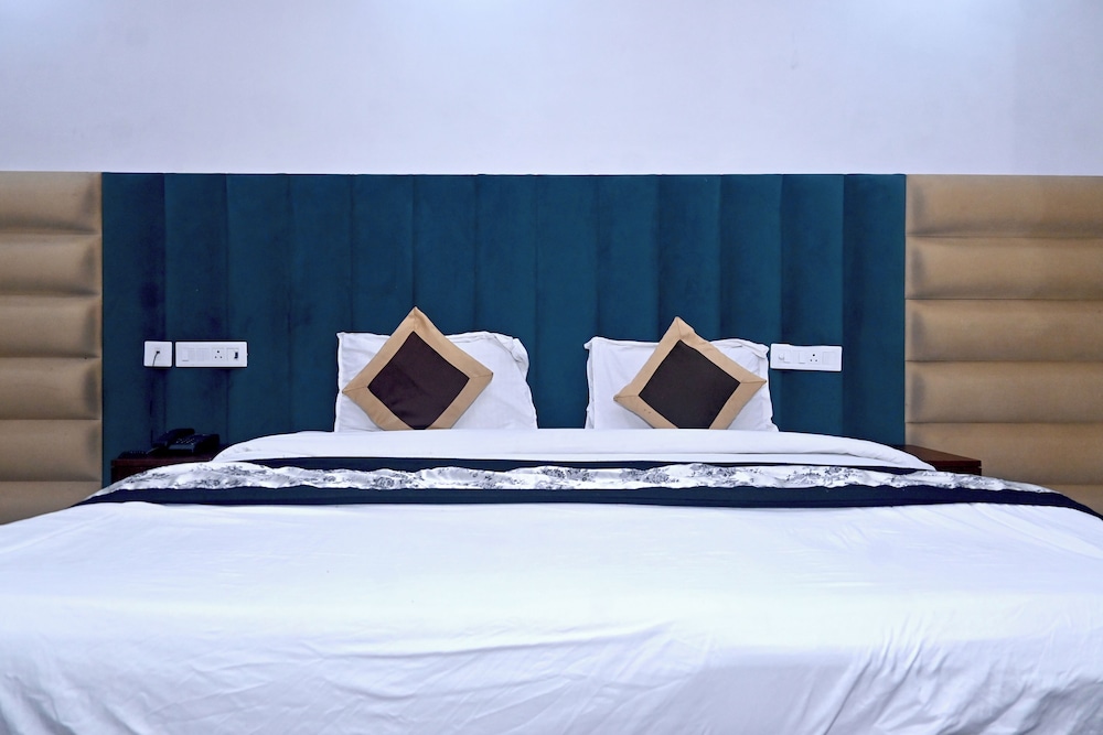 Hotel Golden By Admire Stay - Faridabad