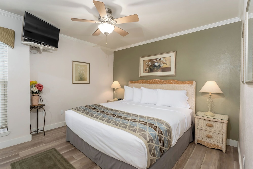 Sunchase Beachfront 205 - 2nd-Floor, Spacious Feel, Vaulted Ceilings ...