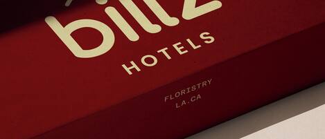 Um letreiro vermelho de hotel com o nome 'billz hotels' e a localização 'floristry LA, CA'.