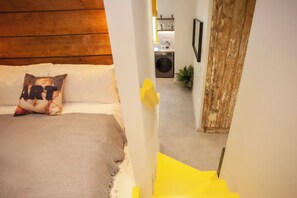 Apartment for 2 with Internal Lightwell | Escrivaninha, espaço de trabalho para notebook