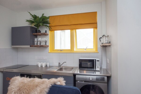 Apartment for 2, Back compact | Cozinha privada | Geladeira, micro-ondas, fogão, cooktop