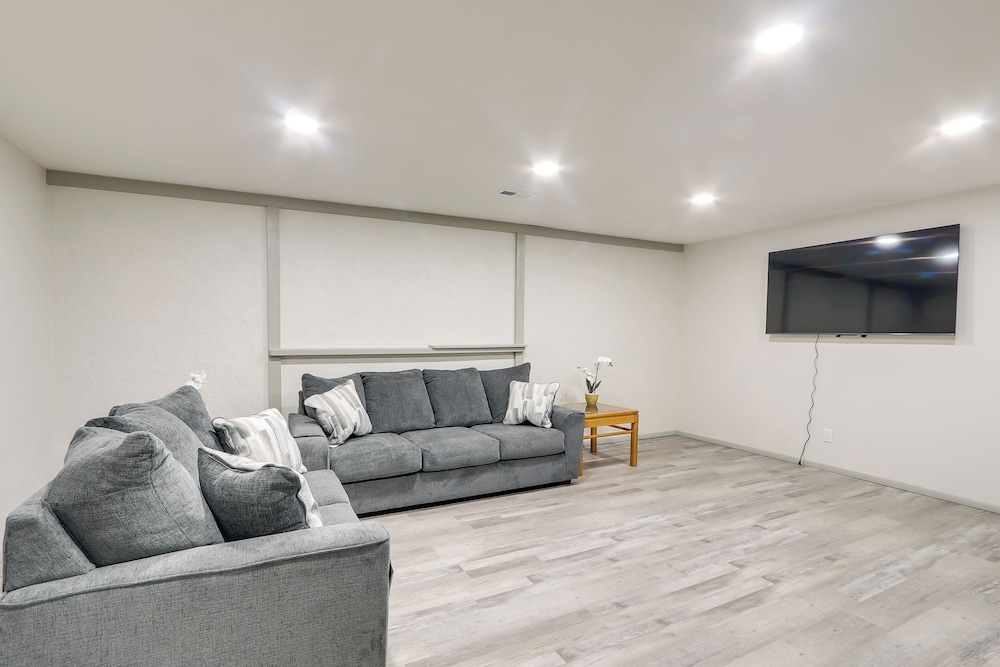 Group Getaway W/ Private Yard In Wichita! - Wichita, KS