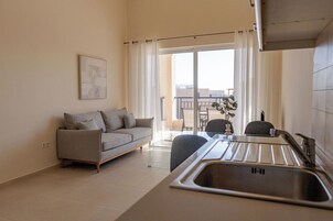 Apartamento de Luxo, vista para a piscina | Cofre no quarto, cortinas/cortinados opacos, ferro/tábua de engomar 