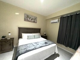 Apartamento Comfort, pátio | Cortinas/cortinados opacos, ferro/tábua de engomar, Wi-fi grátis 