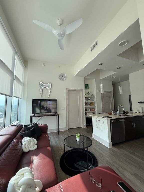 2bd/2ba Rolls-royce Inspired City Highrise W/rooftop Pool - Houston, TX