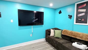 Casa, Vista para a cidade | Sala de estar | Smart TV de 85 de polegadas com canais digitais, Netflix, Hulu