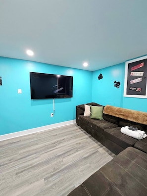 Casa, Vista para a cidade | Sala de estar | Smart TV de 85 de polegadas com canais digitais, Netflix, Hulu