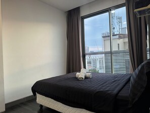 Apartamento, 2 quartos | Roupa de alta qualidade, camas de colchão pillowtop, secretária 