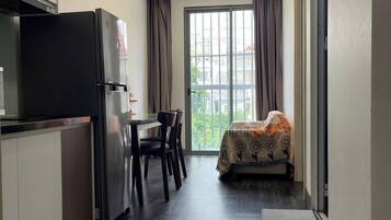 Apartamento Deluxe, 2 quartos | Roupa de alta qualidade, camas de colchão pillowtop, secretária