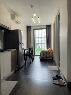 Apartamento Deluxe, 2 quartos | Roupa de alta qualidade, camas de colchão pillowtop, secretária 