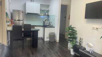 Apartamento, 1 quarto | Cozinha privada | Um frigorífico, uma placa de cozinha, utensílios de cozinha