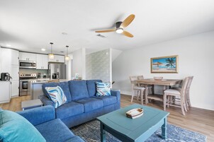 Condo família, 2 quartos, para não fumantes, vista para o jardim | Sala de estar | Smart TV 65 polegadas com canais digitais