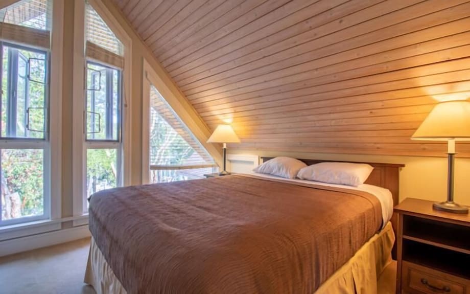 This Pender Island Cottage Has Stunning Views Overlooking The Marina. - Vancouver Island