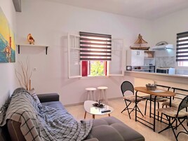 Apartamento básico, varanda | Cozinha privada | Chaleira elétrica, torradeira