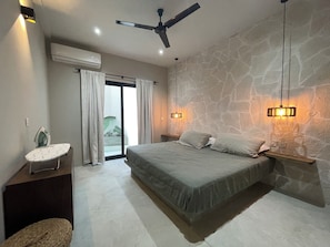 Apartamento Standard | Cofre no quarto, cortinas/cortinados opacos, ferro/tábua de engomar