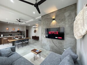 Apartamento Superior, varanda, vista parcial para o oceano | Sala de estar | TV de ecrã plano