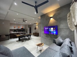 Apartamento standard | Área de estar | TV de tela plana