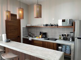 Apartamento superior, sacada, vista parcial para o oceano | Cozinha privada