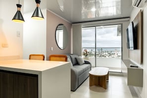 Apartamento, vista para o mar (Piso 23) | Área de estar | Smart TV 55 polegadas com canais digitais