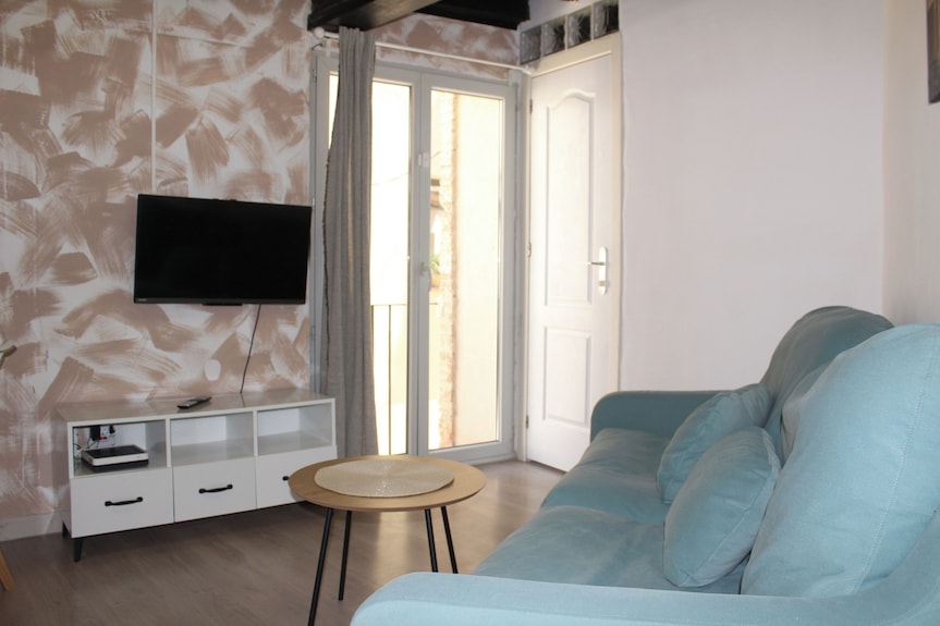 3-story Gaudi Building With Montserrat Stone - Manresa