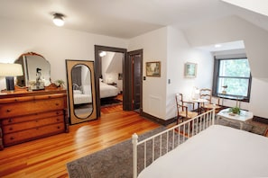 Quarto Familiar, 2 camas queen-size | Minibar, secretária, secretária adequada para computadores portáteis