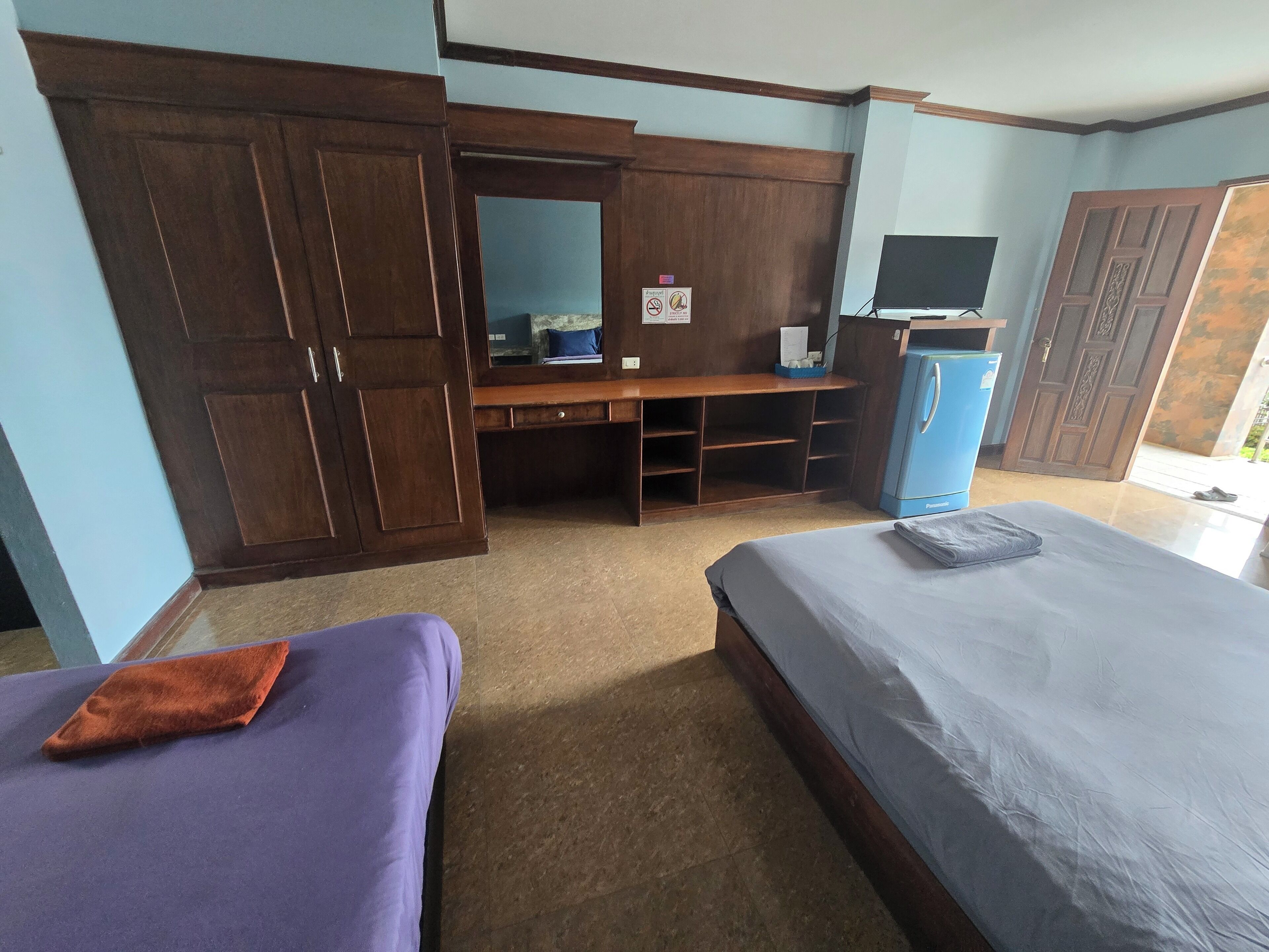 Suíte estúdio superior, sacada, vista para a piscina | Cofres nos quartos, escrivaninha, espaço de trabalho para notebook