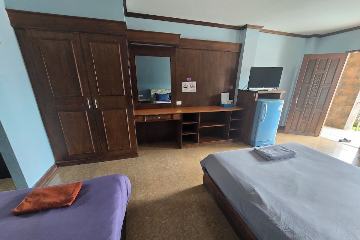 Suíte estúdio superior, sacada, vista para a piscina | Cofres nos quartos, escrivaninha, espaço de trabalho para notebook