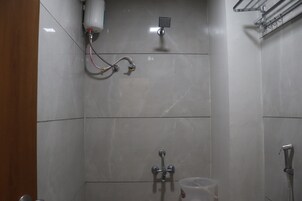 Chuveiro, produtos de toalete grátis, toalhas de banho, sabonete