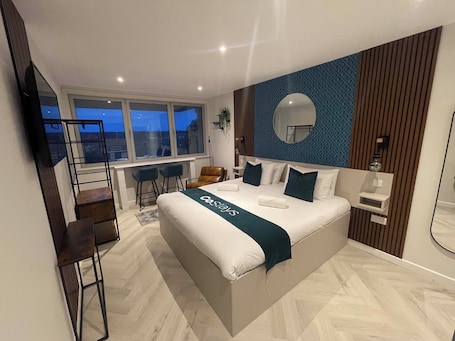 Quarto Superior, 1 cama de casal (Double Studio) | 1 quarto, cofre no quarto, secretƔria, ferro/tƔbua de engomar . CoStays Aparthotel - Middlesbrough