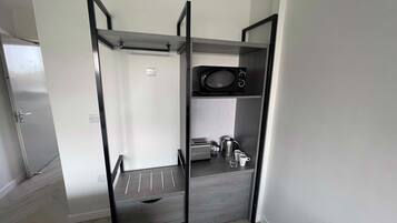 Casa | 1 quarto, secretária adequada para computadores portáteis