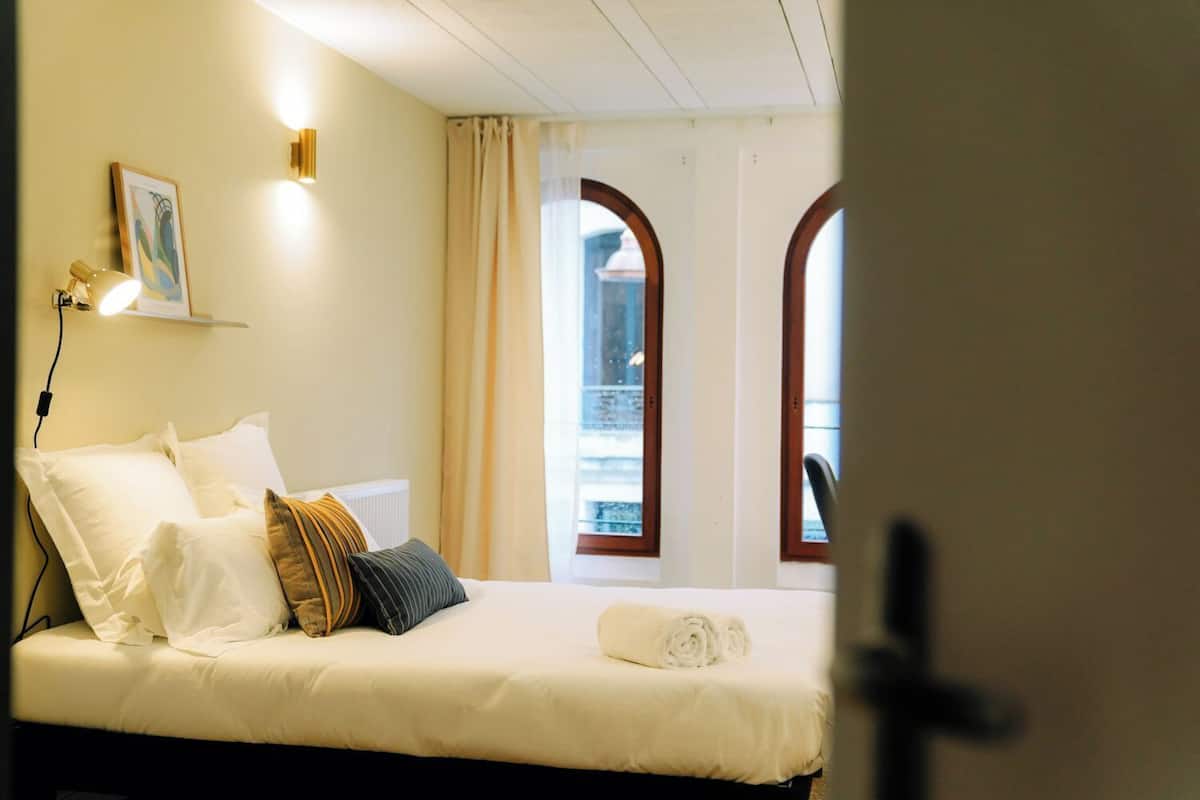 Quarto casal clássico, 1 cama de casal | Escrivaninha, espaço de trabalho para notebook