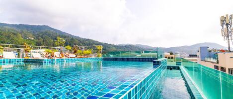 Piscina exterior, da(s) 8:30 à(s) 22:30, guarda-sóis, espreguiçadeiras